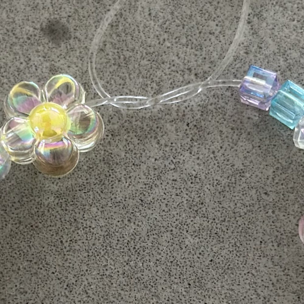 材料は全て100均！？セリアで作る、簡単・おしゃれなキッズアクセサリー | HugMug