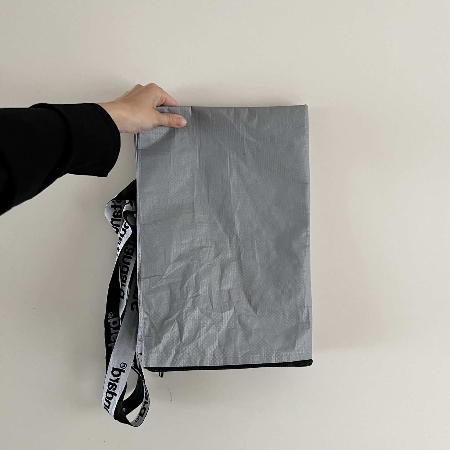 2WAY！？レジャーシートからバッグに早変わり【standardproducts】レジャーシートバッグがすごい | HugMug