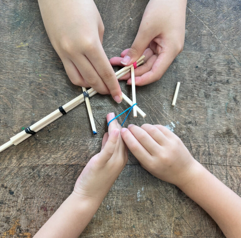 簡単5ステップ！ 【親子工作】カラフル割りばし鉄砲のつくり方！ 自由研究にも | HugMug