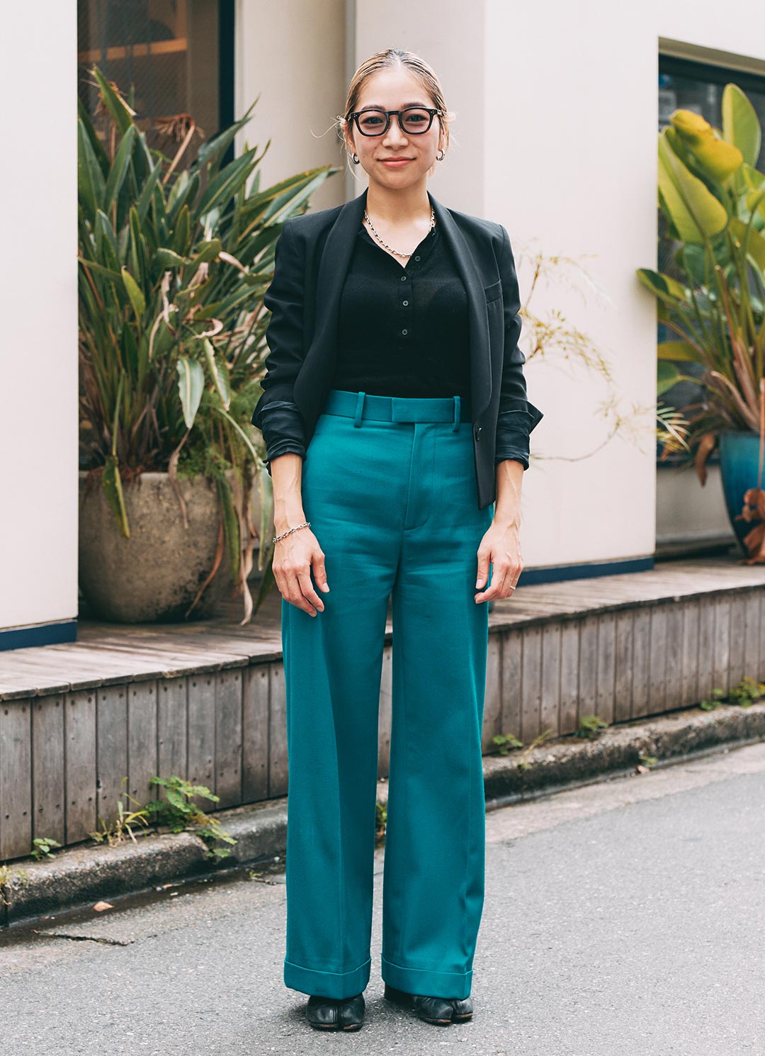 失敗しないモノトーンコーデ。ママのブルーのパンツが挿し色役 | HugMug